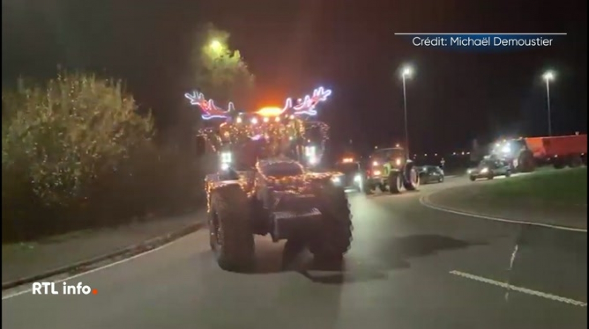 Une parade de tracteurs ouvre les festivités de Noël | RTL Info