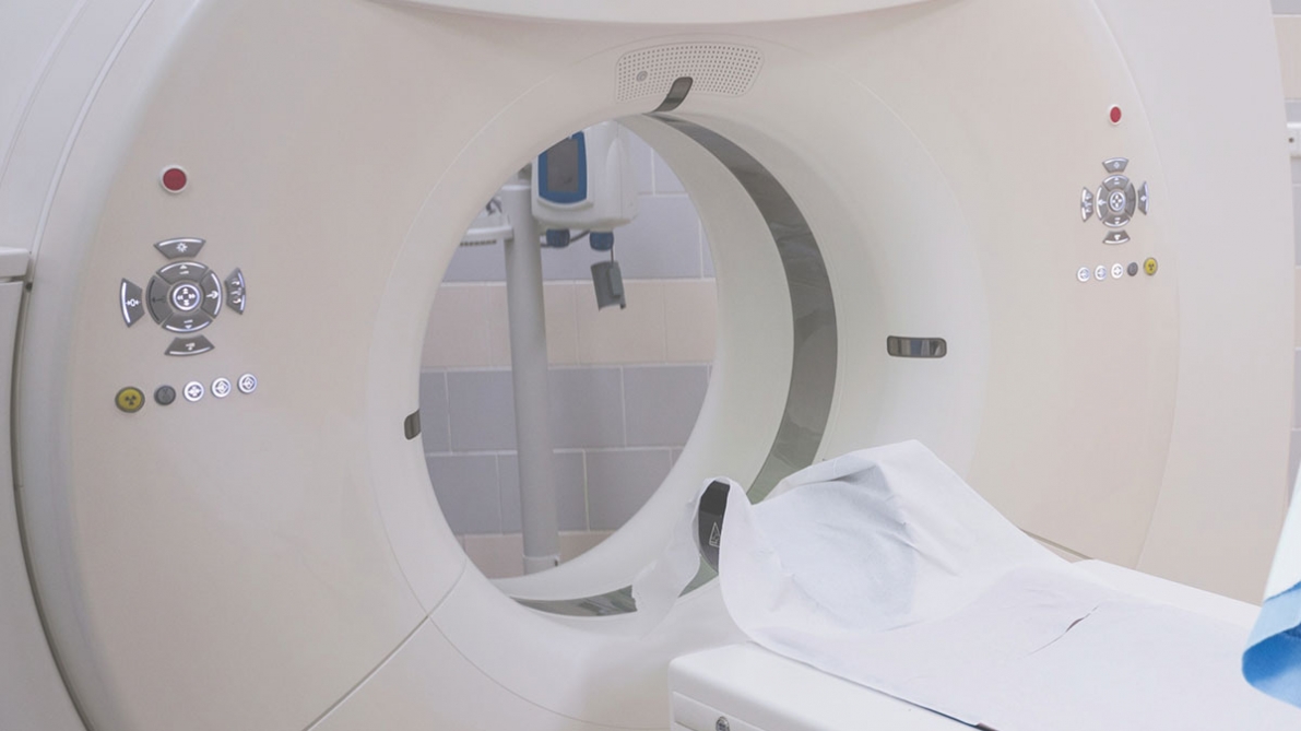 Un homme fait une IRM, chaîne métallique autour du cou : happé par la ...