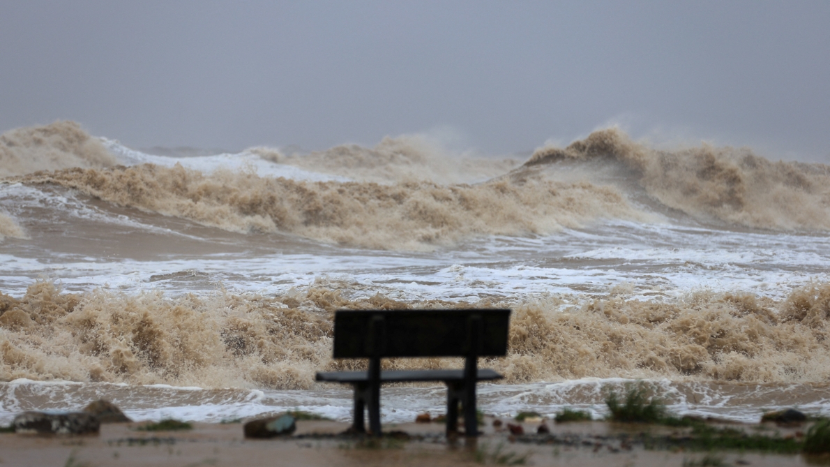 Le typhon Kajiki frappe le Vietnam: des vagues de 9,5 mètres et des ...