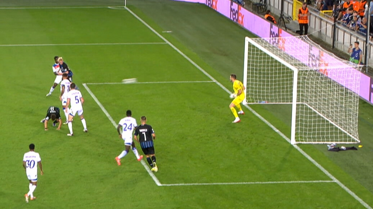 Direction les Diables Rouges ? Ce jeune brugeois inscrit un but génial ...