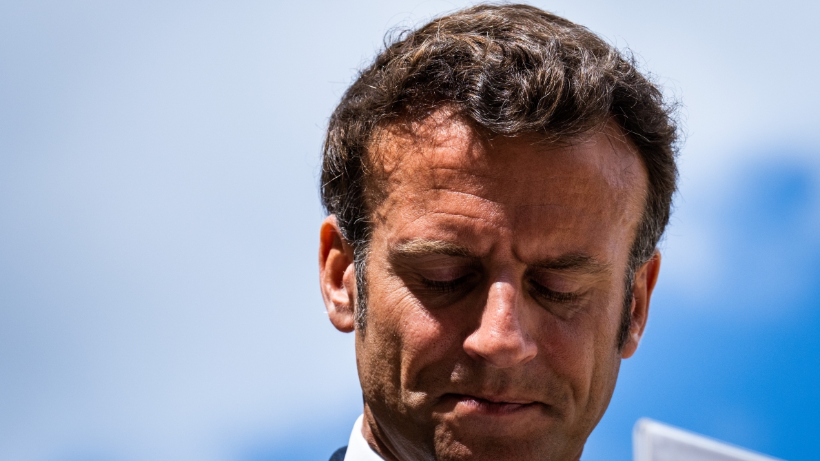 La crise politique s’enflamme en France : comment Emmanuel Macron est ...