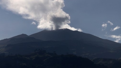 Le volcan Puracé, en alerte orange éruption en Colombie, crache des ...