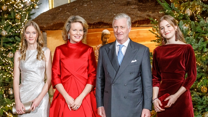 Retour d'Elisabeth en Belgique: radieuse au bras de sa sœur, la ...