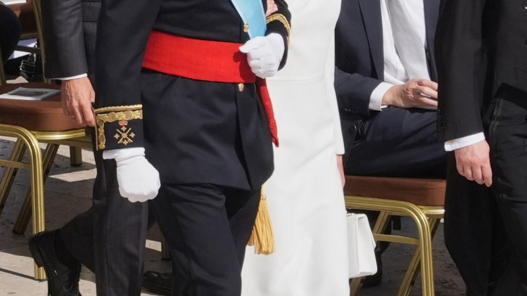 La reine Mathilde, entièrement vêtue de blanc, et le roi Philippe ...