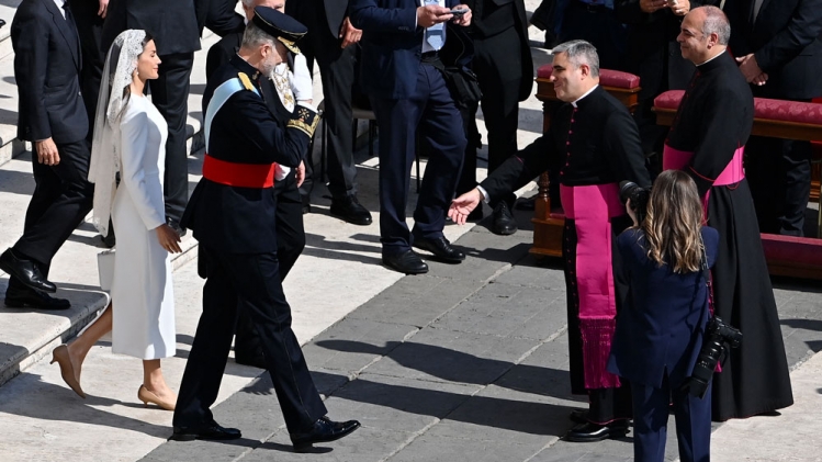 La reine Mathilde, entièrement vêtue de blanc, et le roi Philippe ...