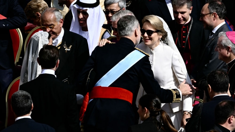 La reine Mathilde, entièrement vêtue de blanc, et le roi Philippe ...