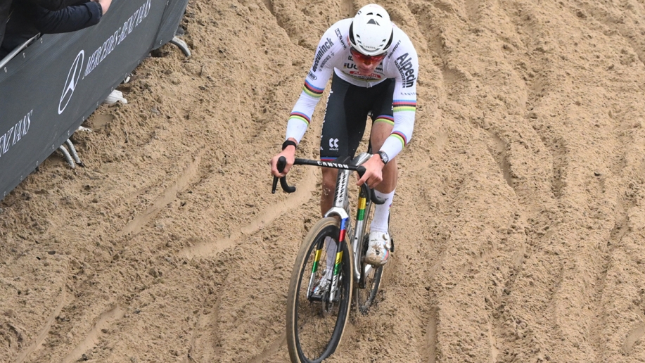 C’est un ovni : Mathieu van der Poel surclasse van Aert et s’offre le ...