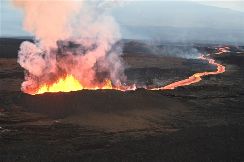 Le plus gros volcan actif du monde toujours en éruption à Hawaï: des gardes nationaux mobilisés ...