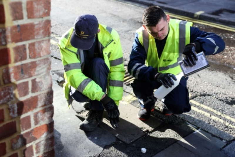 A Londres, une peinture "anti-pipi" pour empêcher les hommes d'uriner ...
